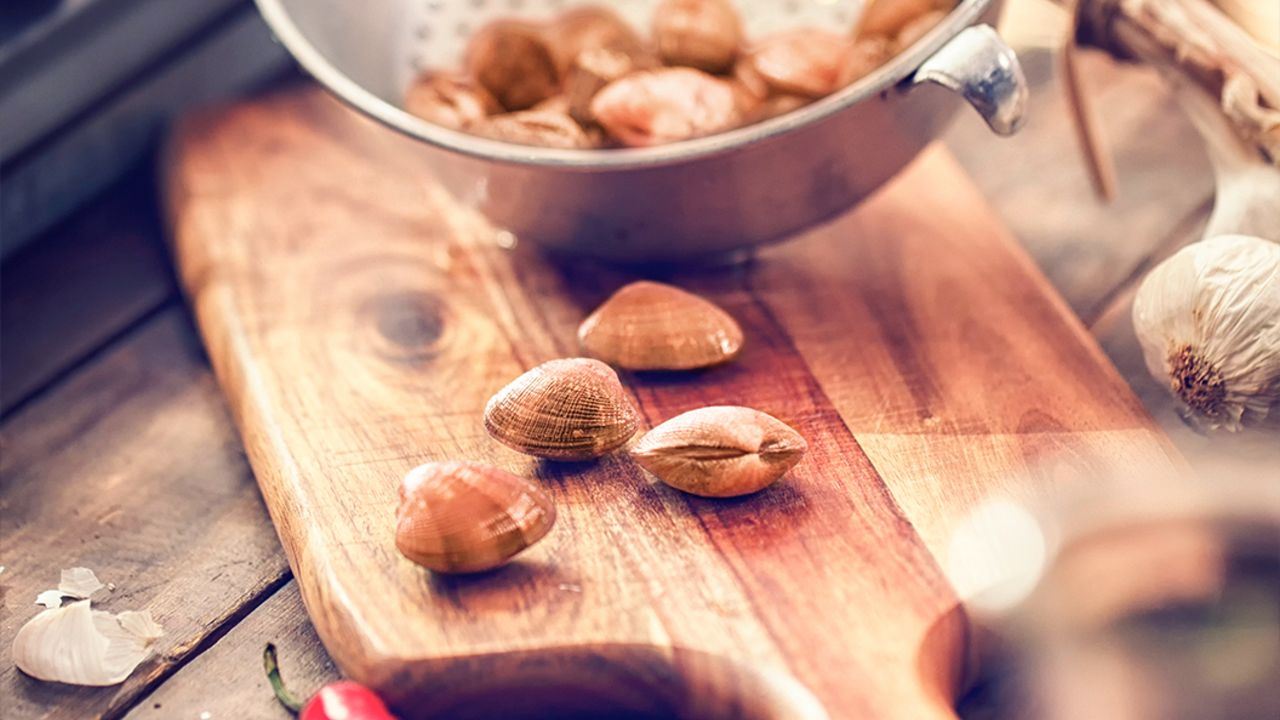 Venusmuscheln in Weisswein - Rezept | Food Pairing Tipps | VINUM